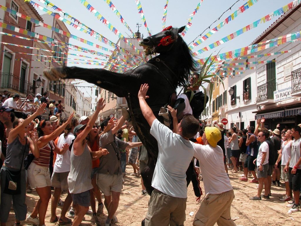 Fiestas patronales de Menorca - Historia y protocolos - Viaja a Menorca